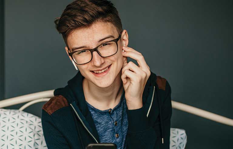 Researchers link distraction to rise in cellphone-related head and neck ...